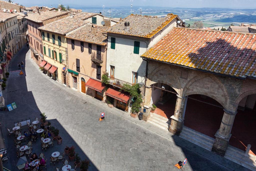 Charming Stay in the Heart of Historic Montalcino - Oversea Rentals