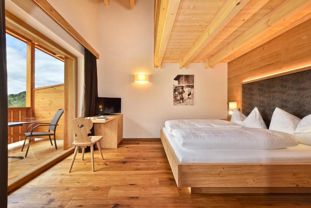 Authentic Alpine Farm Stay with Breathtaking Views - Oversea Rentals